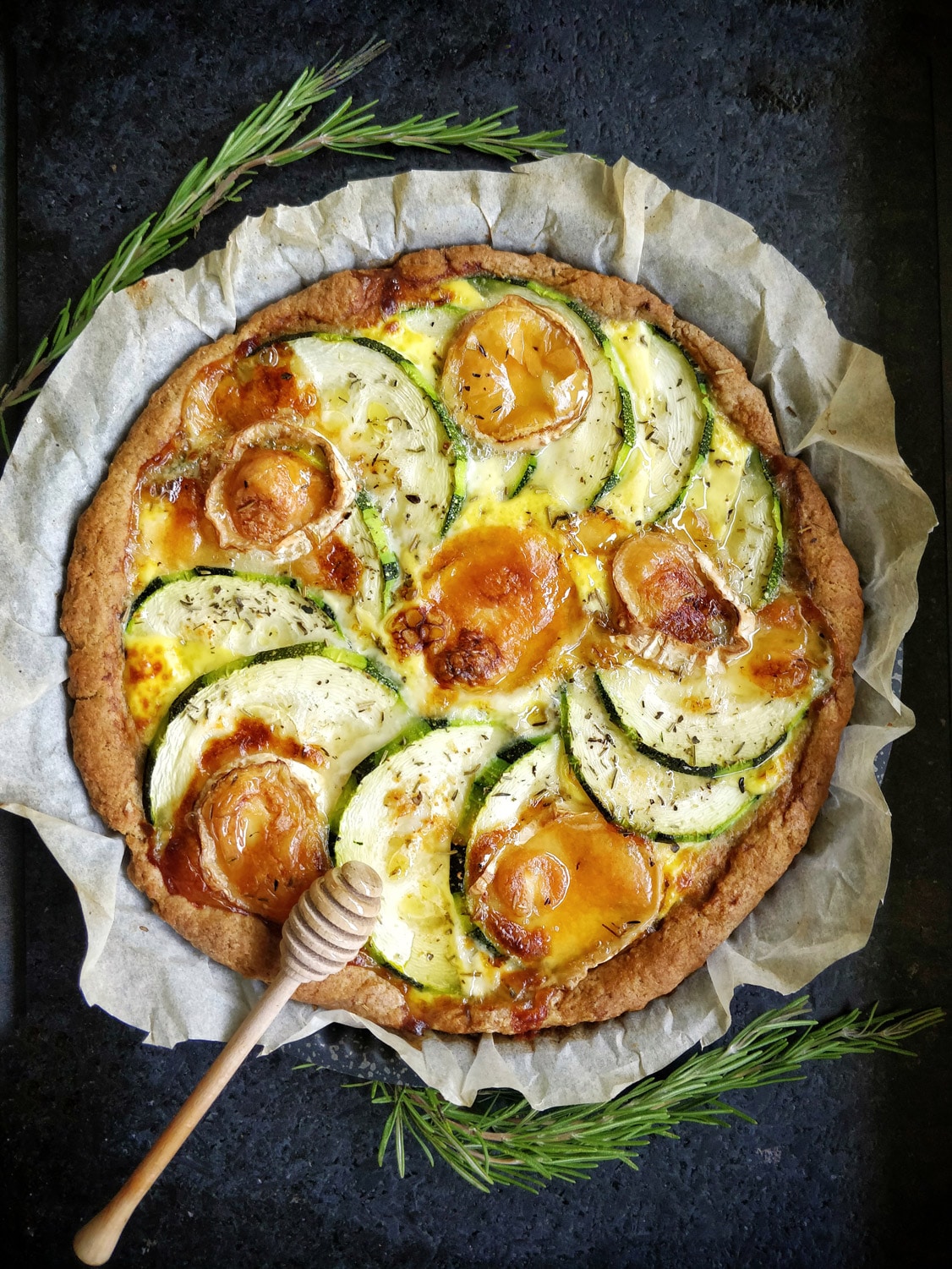 Tarte courgettes et chèvre au miel - Mon Assiette Gourmande par Maud J. Tarte courgettes et chèvre au miel - Mon Assiette Gourmande par Maud J.